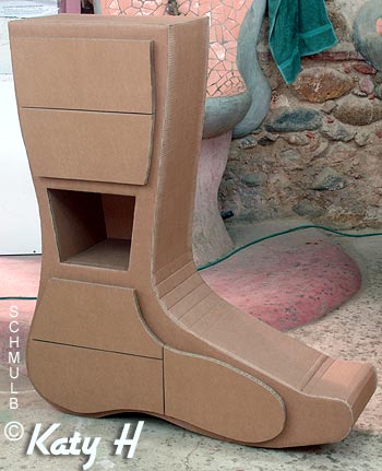 Bar et commode en carton en formes de plante des pieds.