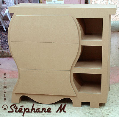 Le buffet large et massif en carton.