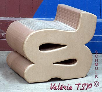 Tabouret design et robuste construit en carton.