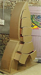 Meubles carton en forme de fusée et de grenier à mil Dogon