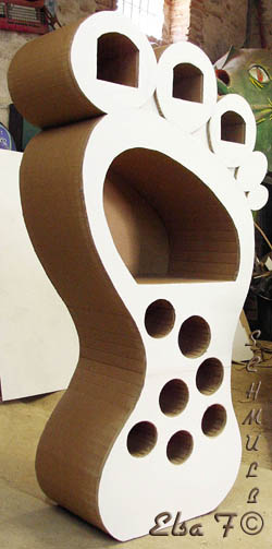 Bar et commode en carton en formes de plante des pieds.